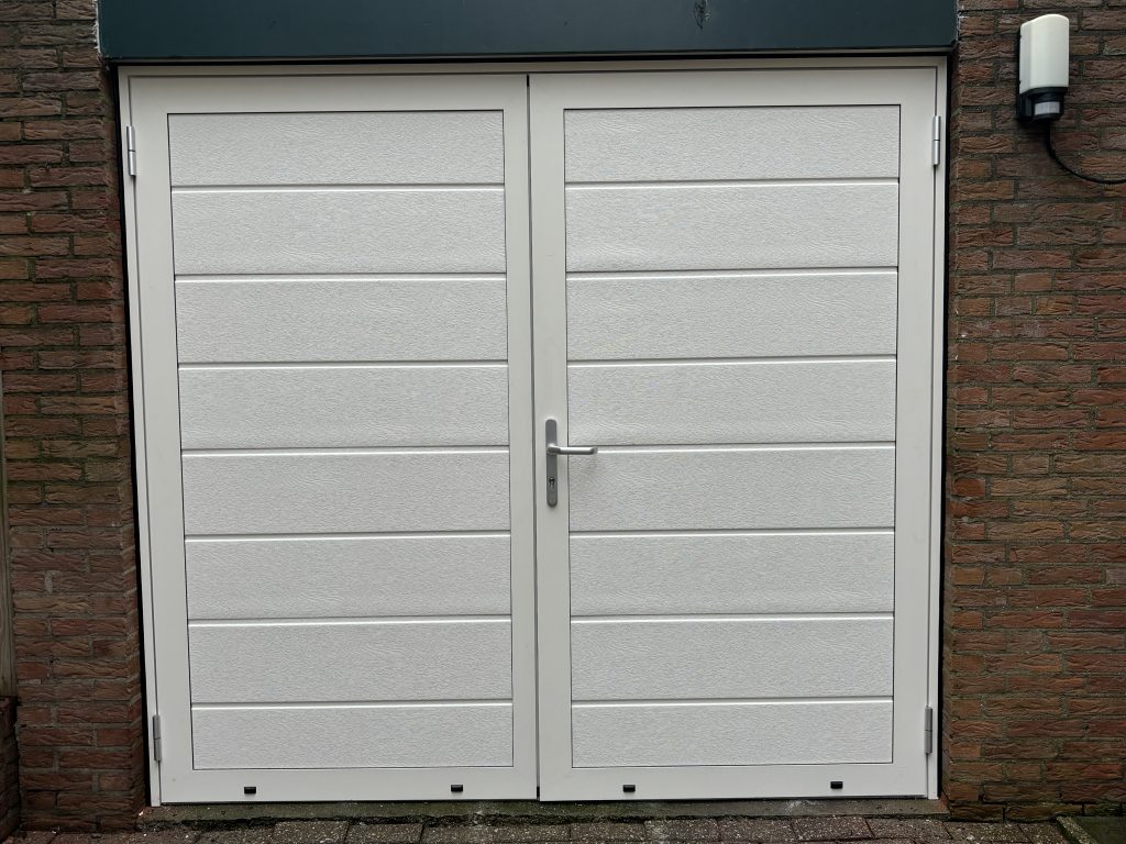 Openslaande garagedeuren op maat met isolatie - Dubbele deuren